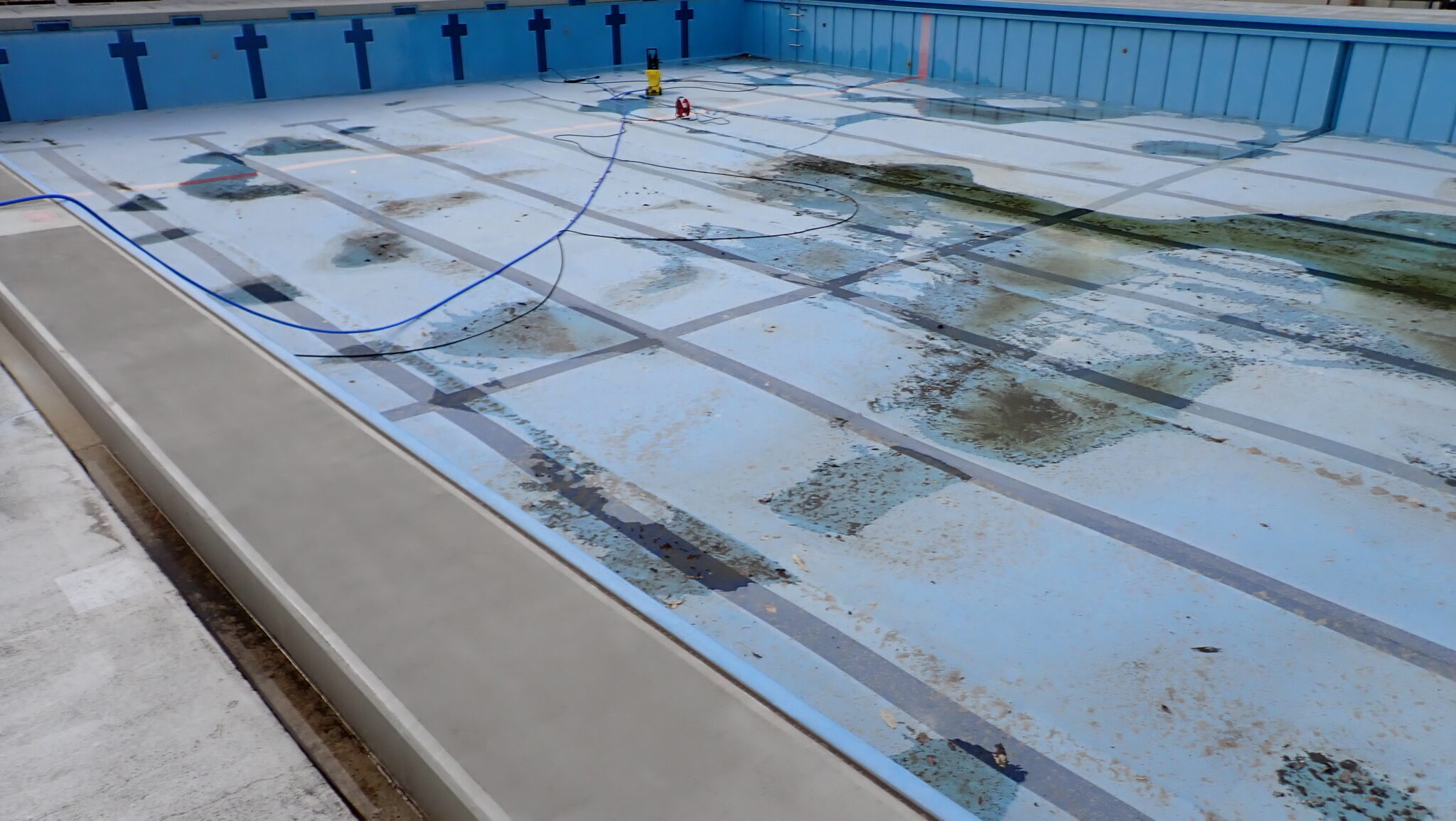 屋外プール清掃 | ROCK BOTTOM7